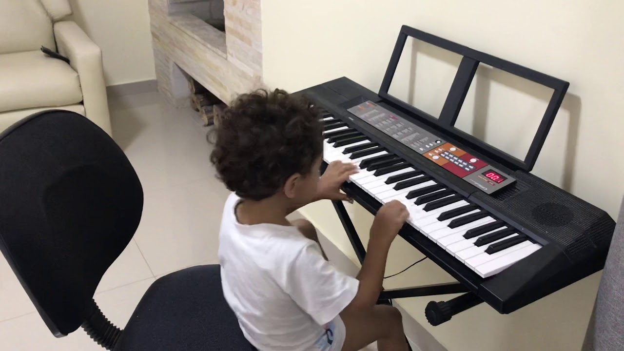 Menino tocando teclado - YouTube