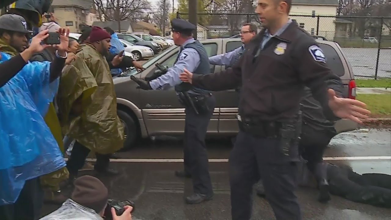 MPD Remove Protesters From 4th Precinct Building - YouTube