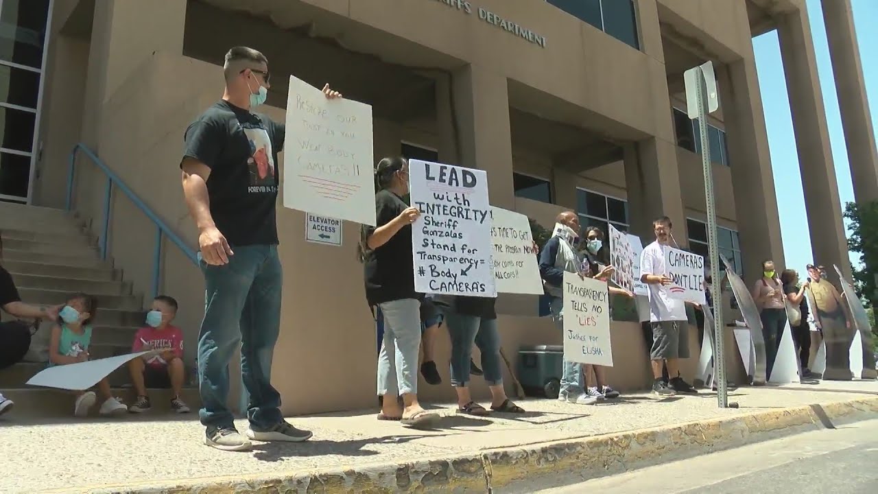 Family holds protest calling on deputies to wear body cameras - YouTube