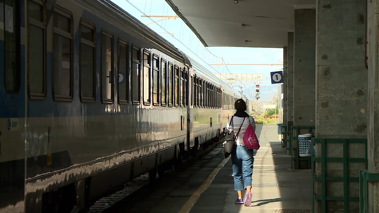 Aggredisce la capotreno, 40enne denunciata - YouTube