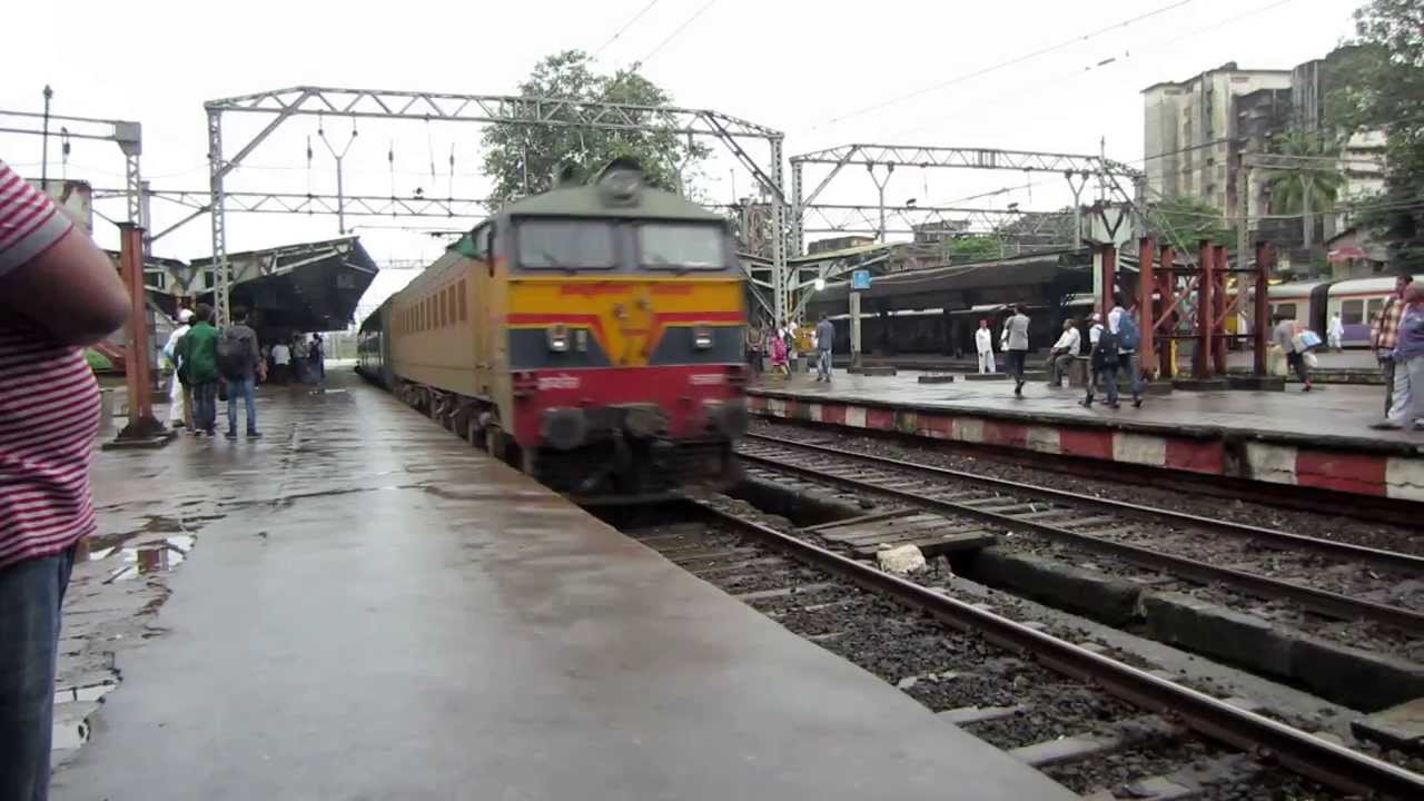 12127 CSTM - PUNE Intercity Express Honking Past Kurla!!!!! - YouTube
