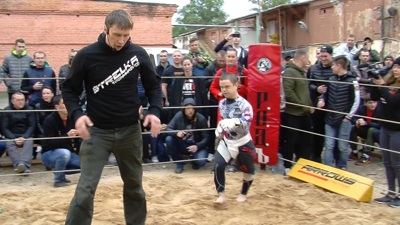 Battle Dwarf in MMA - YouTube