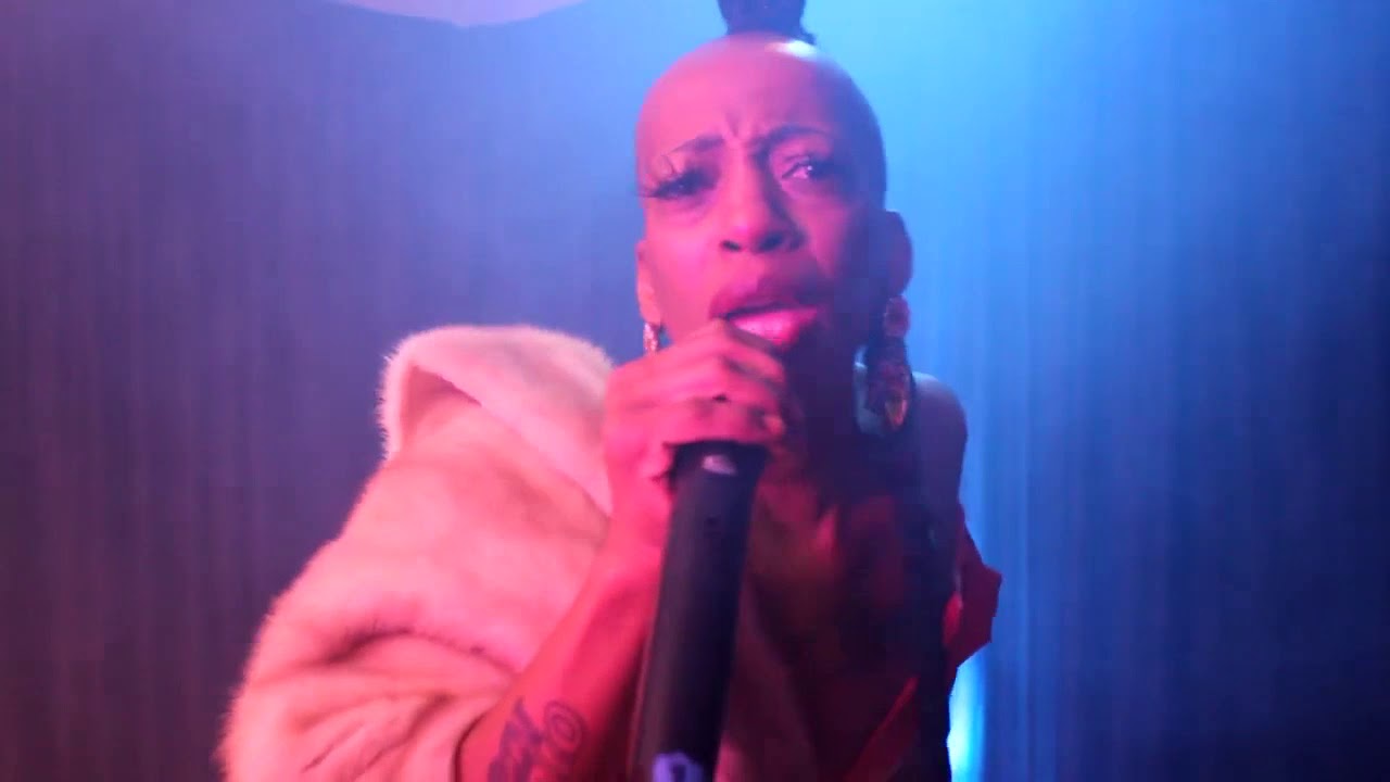 Ms. Famous performs "Champion Lover" at Jingle Jam - YouTube