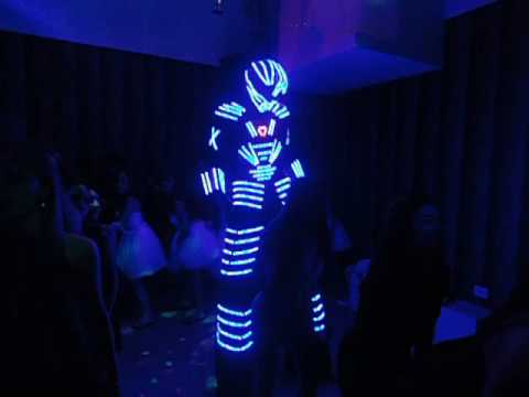 Robomanled - O robô de led mais dançante do Brasil :) - YouTube