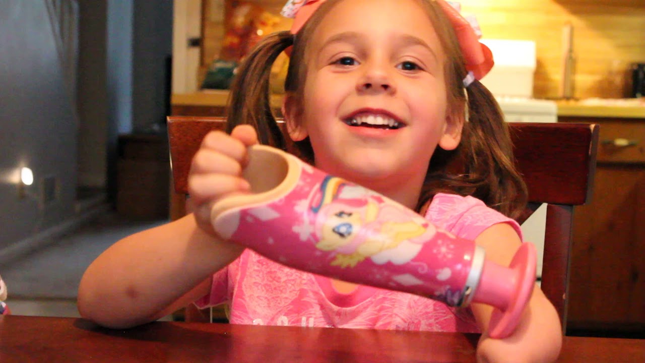 Come chat with Zoe about her prosthetic arms. - YouTube