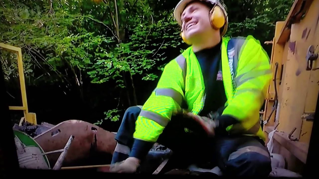 Roadworker drumming with saxo man - YouTube