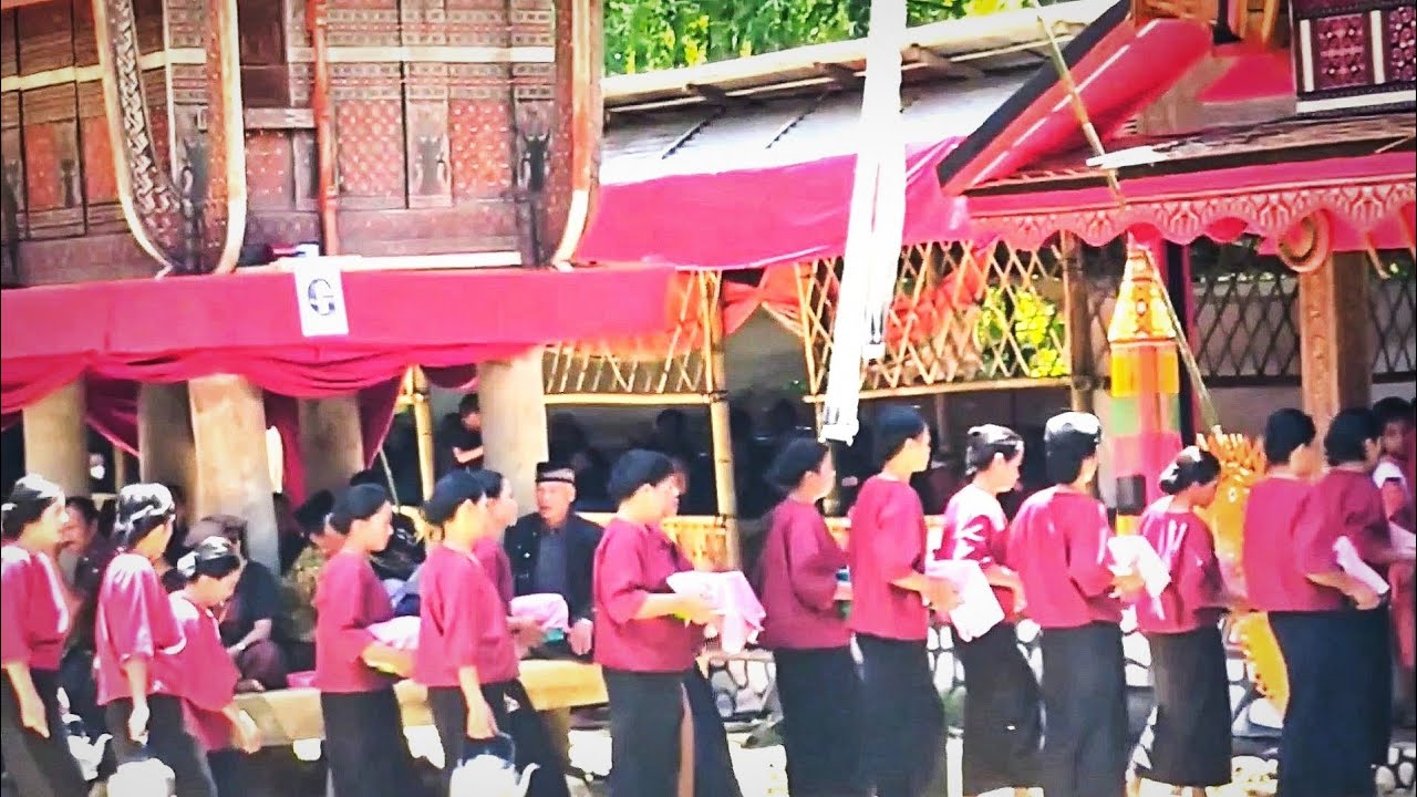 Peran to ma'pairu yang sangat penting dalam upacara pemakaman rambu ...