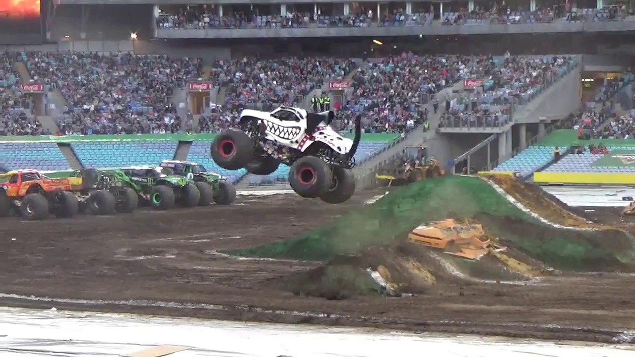 Monster Jam Sydney Freestyle #6 Monster Mutt - YouTube