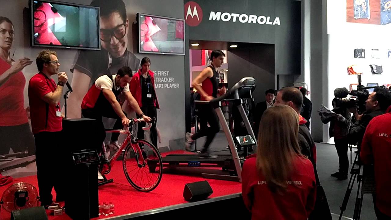 Motorola booth at MWC 2012 Bacelona Showcasing MotoACTV - YouTube