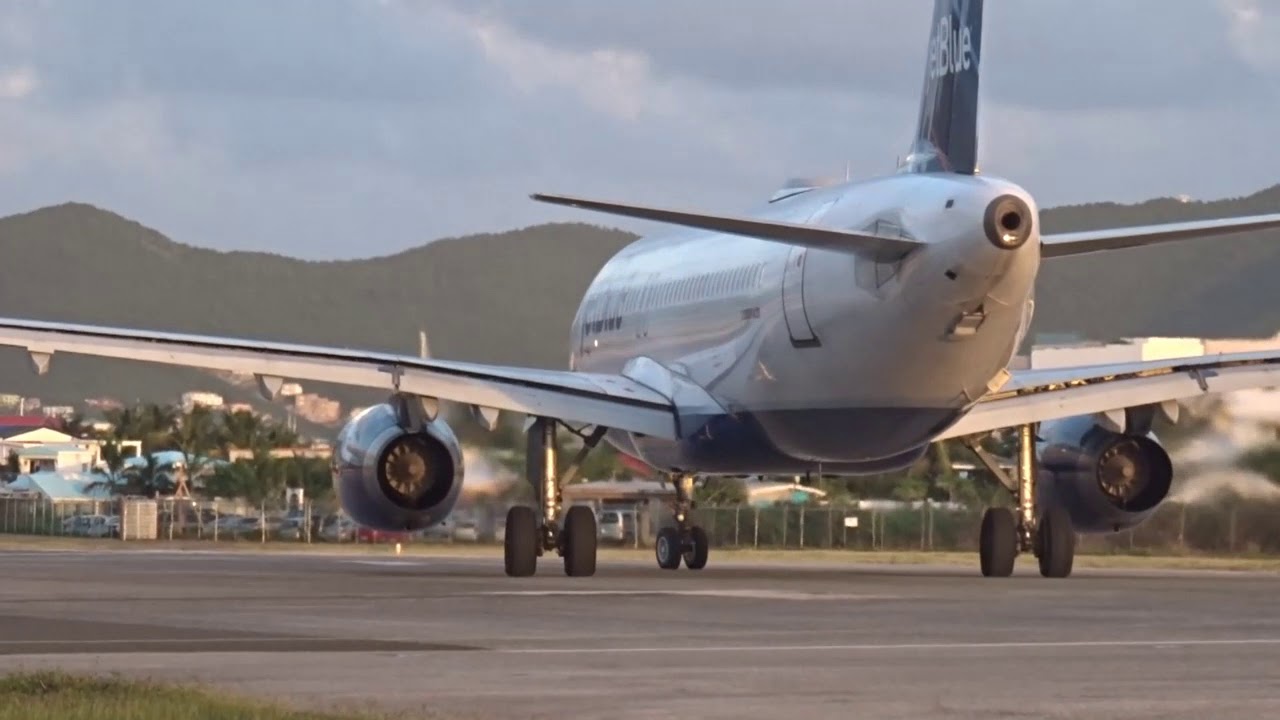 Jetblue departure runway 10 at sunset. - YouTube