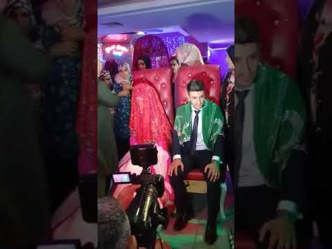 gelini elini açmıyoor , hediyesini bekliyor !
