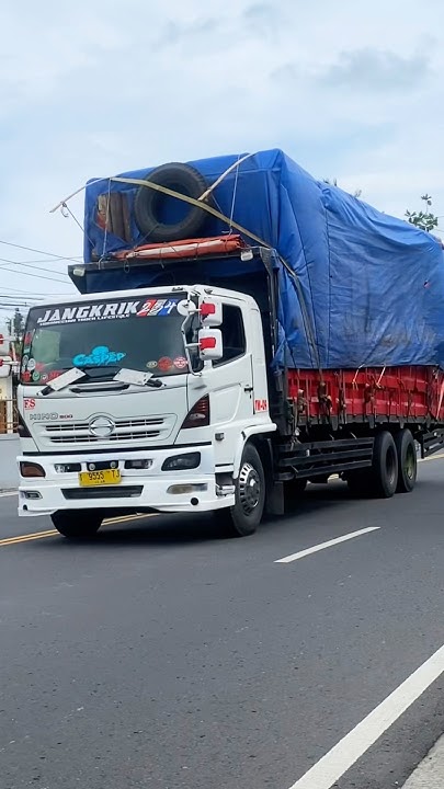 TRUK TRONTON HINO MUATAN PENUH DAN BERAT MELAJU SAMPAI OLENG #shorts #trending #subscribe - YouTube