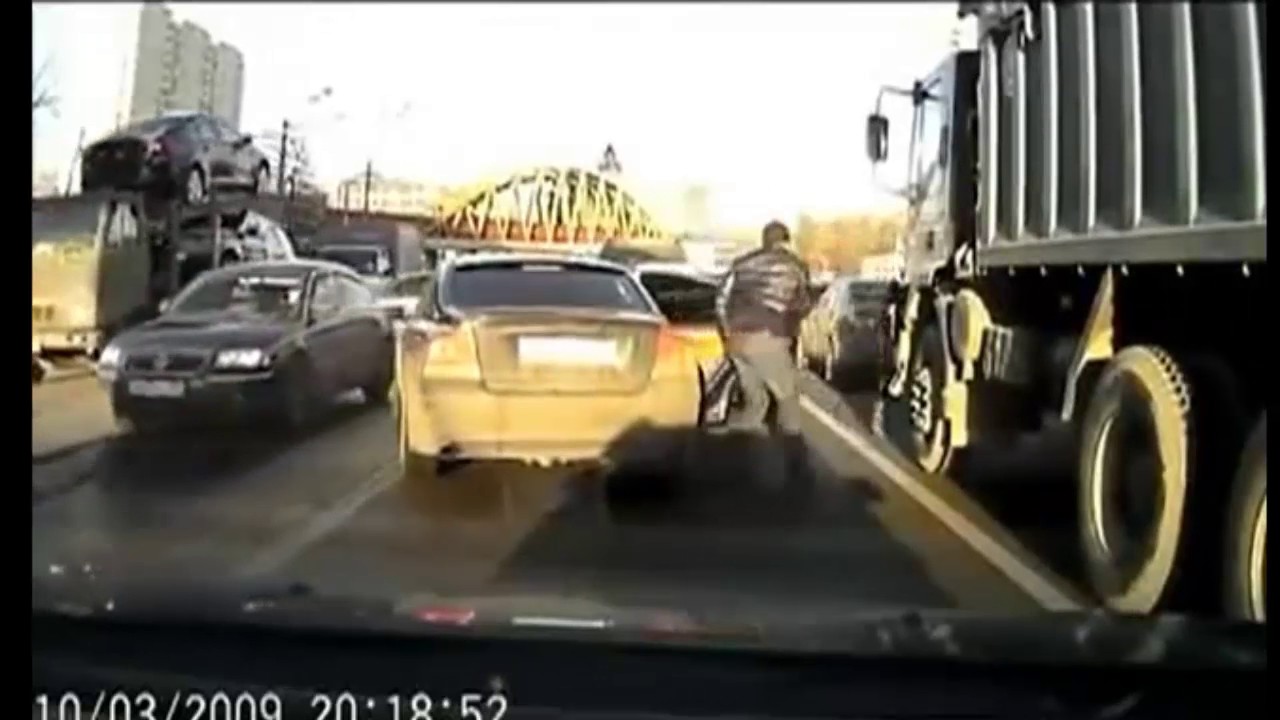 accidents de la route et bagarres en Russie - YouTube