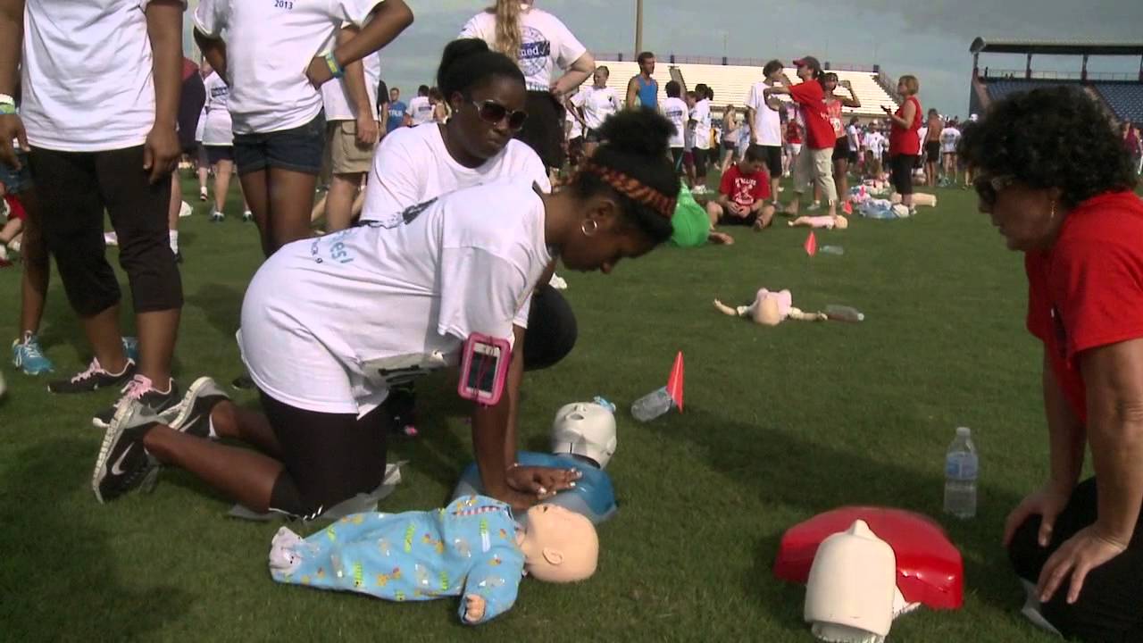 Record-setting 5000 people learning CPR in a stadium field. - YouTube