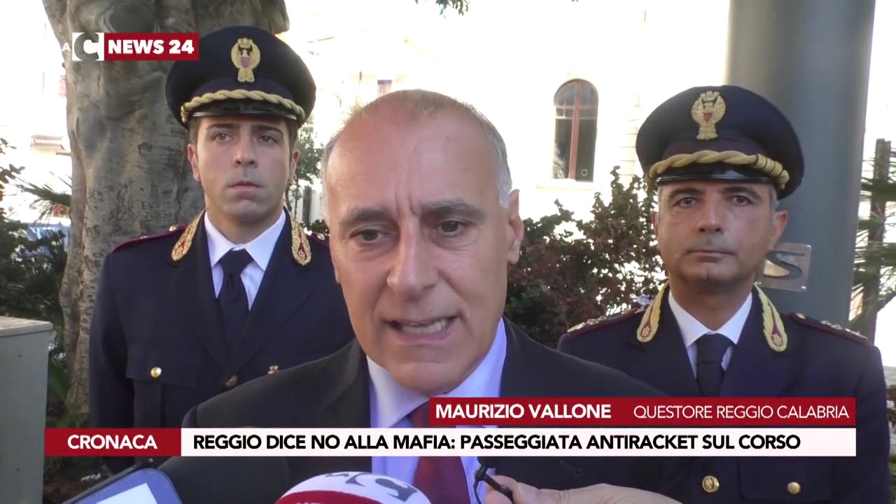 Reggio dice no alla mafia: passeggiata antiracket sul corso - YouTube