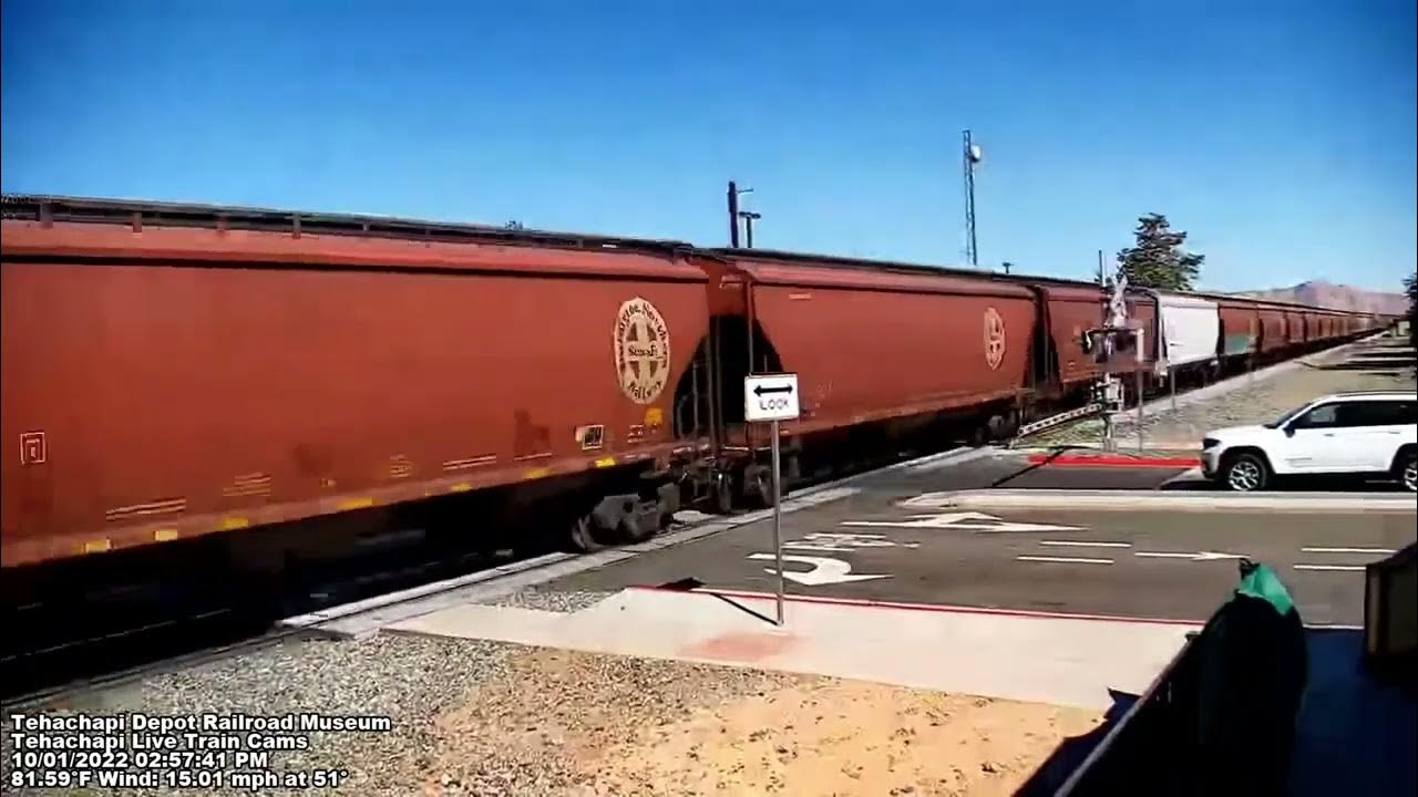 BNSF 4449 leads a grain train in Tehachapi, CA - YouTube