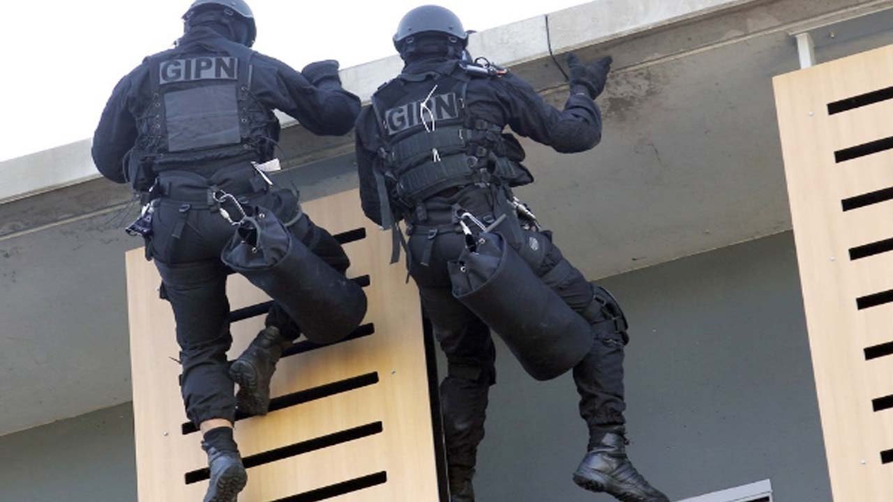 Top 5 Best POLICE FORCE In The World 2017 Highly Trained Police Force top-5-best-police-force-in-the-world-2017-highly-trained-police-force