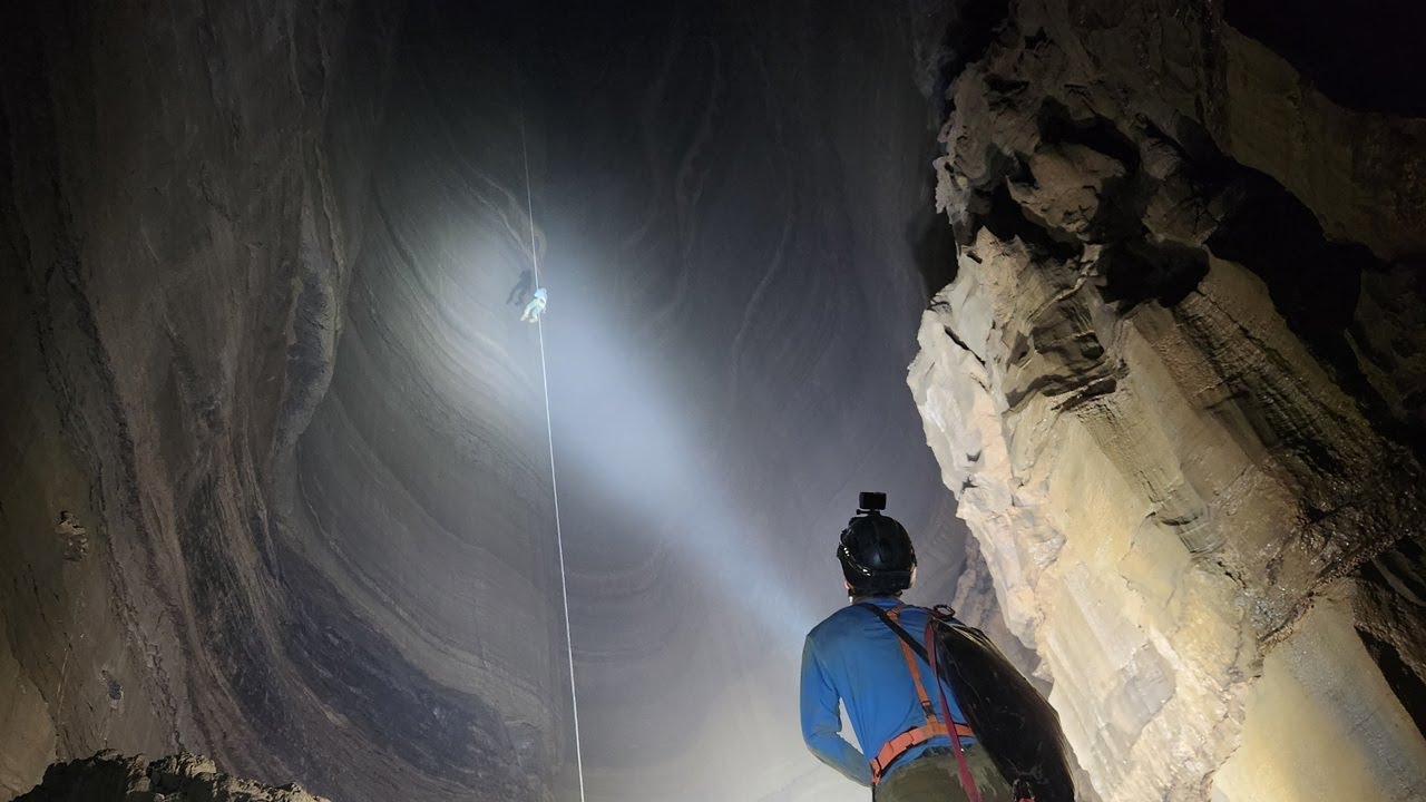 Climbing The Deepest Pit In America 586Ft Tall, 2 People On A Single ...