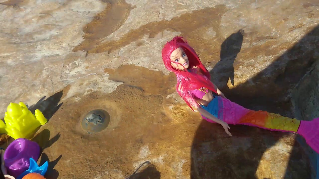 Elsa and Anna toddlers take swimming lesson with Romy the Barbie ...
