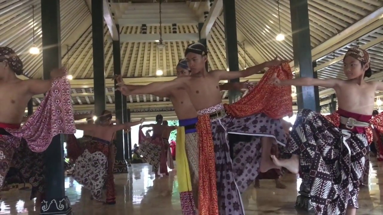 Capstone Project 2017-2018: bule bisa nari Indonesia?!! - YouTube