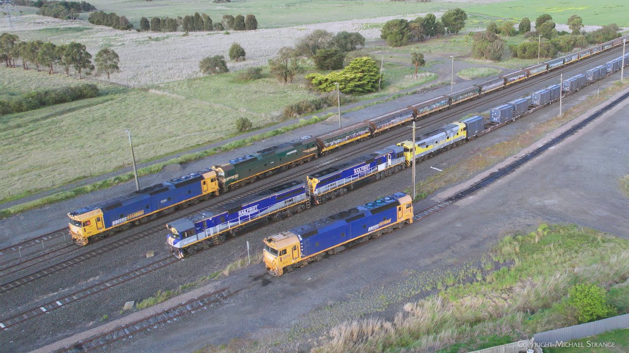 Pacific National Broad Gauge Grain Train Passes QUBE Grain Train (15/10 ...