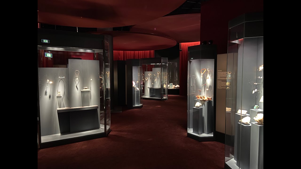 LIVE guided tour of the fabulous “Gems” exhibition - YouTube