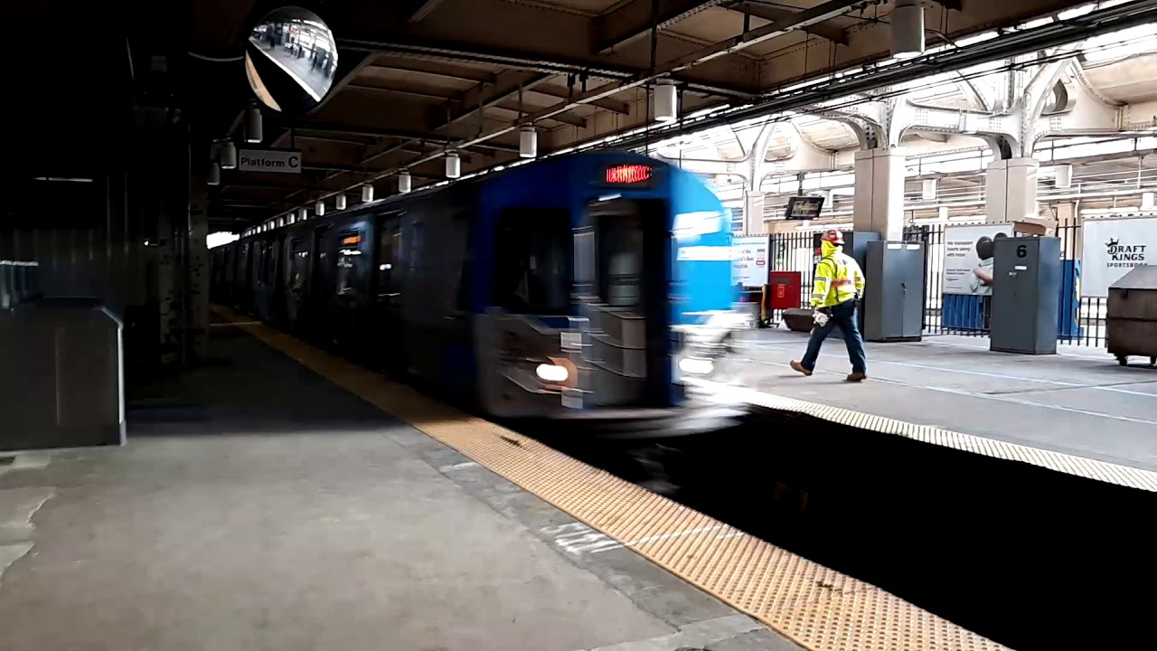 Path train at newark horn show - YouTube
