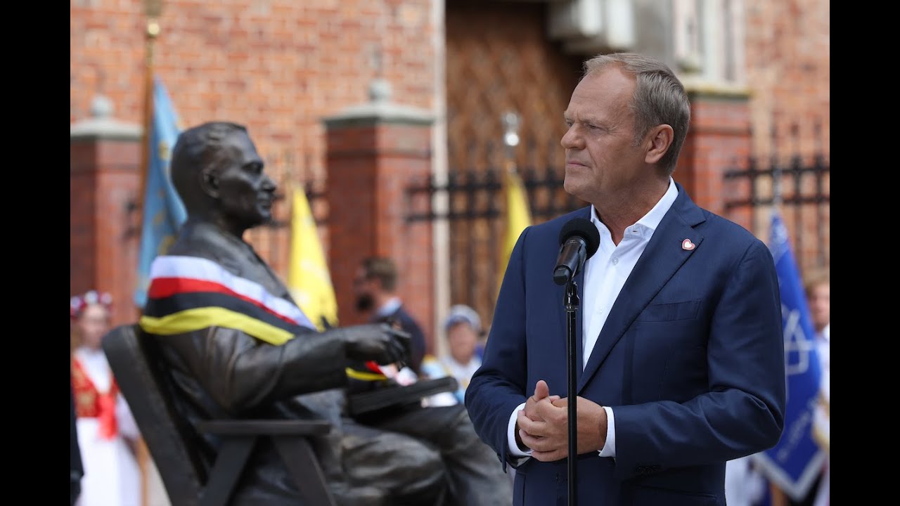 Premier Donald Tusk podczas uroczystości odsłonięcia pomnika Lecha Bądkowskiego w Gdańsku. - YouTube