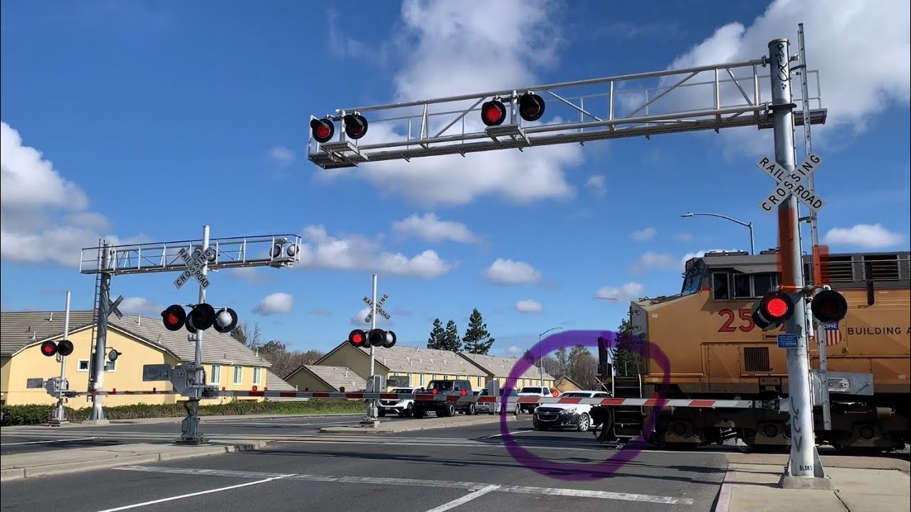 UP 2579 Z-Train Intermodal North - E. Swain Road Railroad Crossing ...