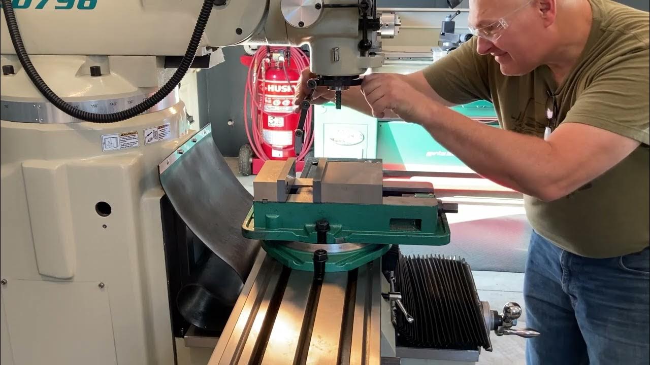 Grizzly G0796 milling machine first cuts. - YouTube