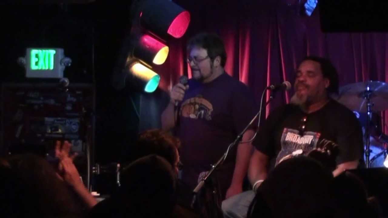 Chris Maxfield sings VILLAGE OF THE SUN with Pojama People in Seattle 1 ...