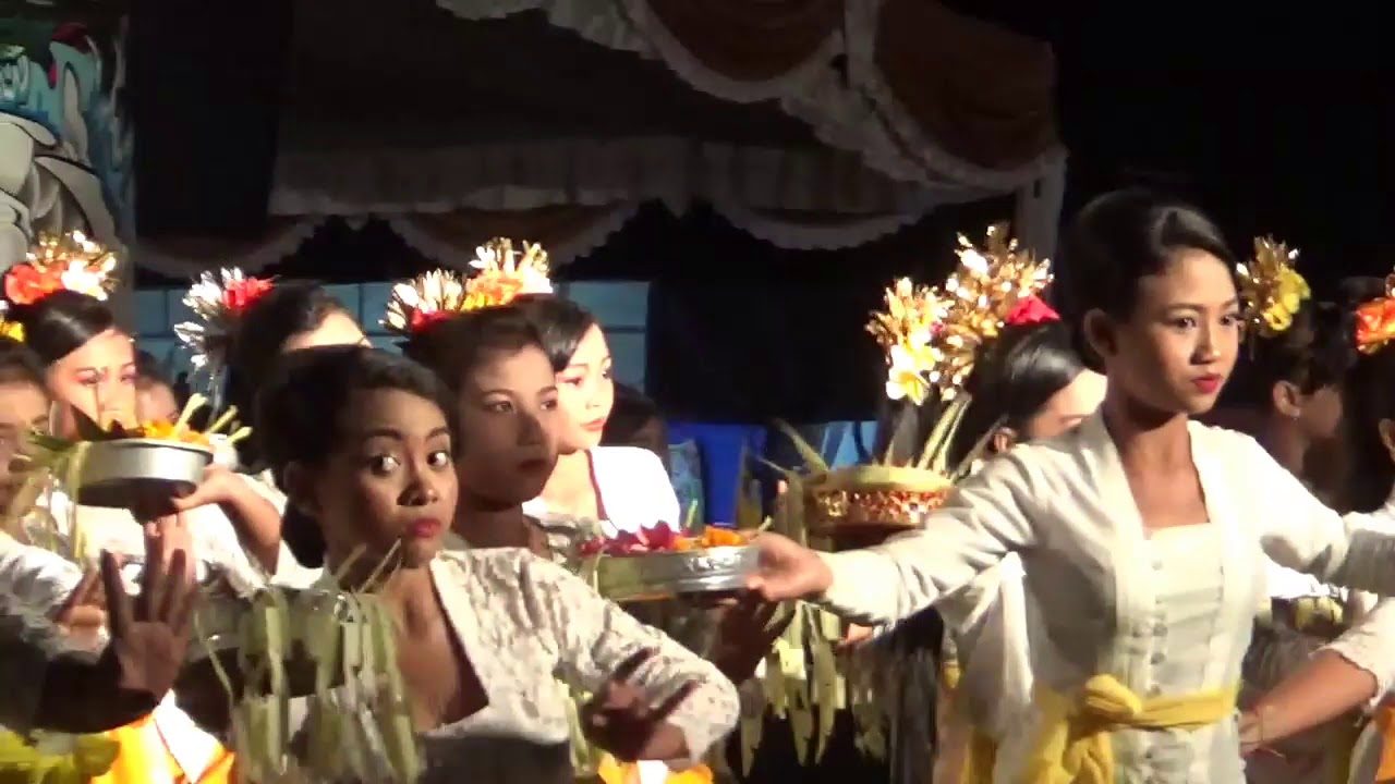 VERY WOUNDERFULL THE MASSIVE PENDET DANCE IN BALI - YouTube