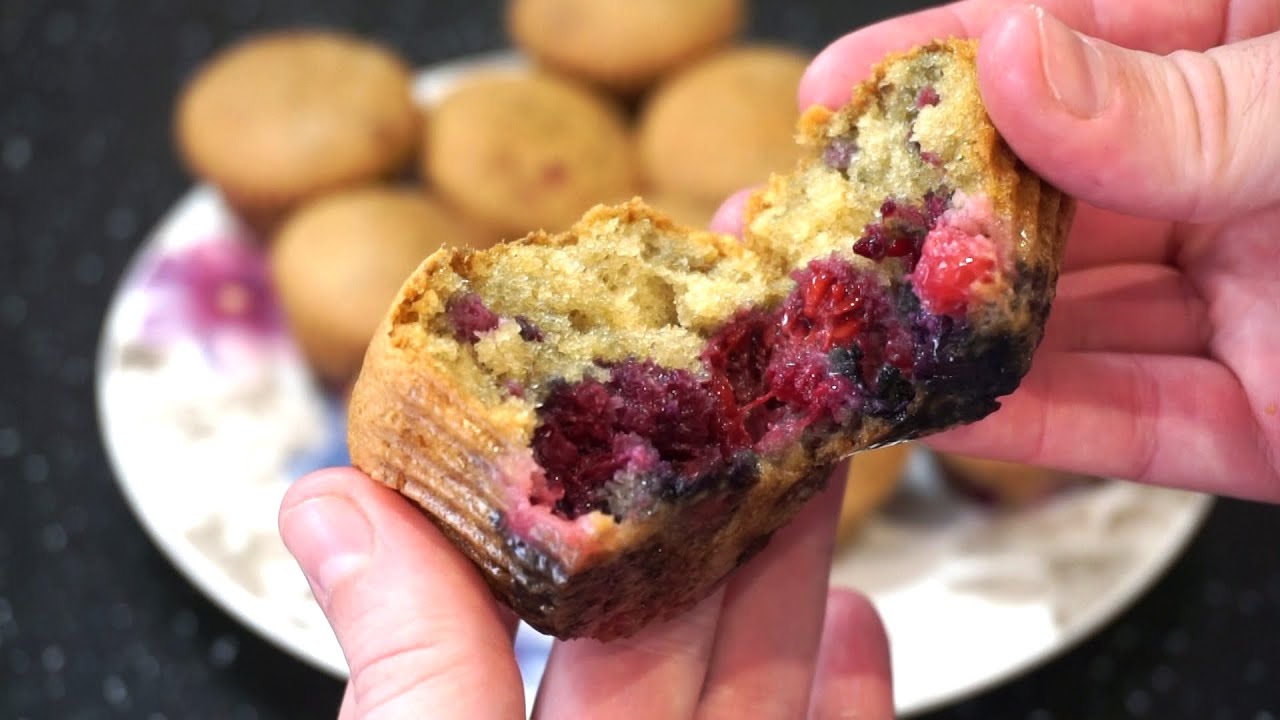 Muffins aux fruits rouges et amandes - Recette facile de muffins - YouTube