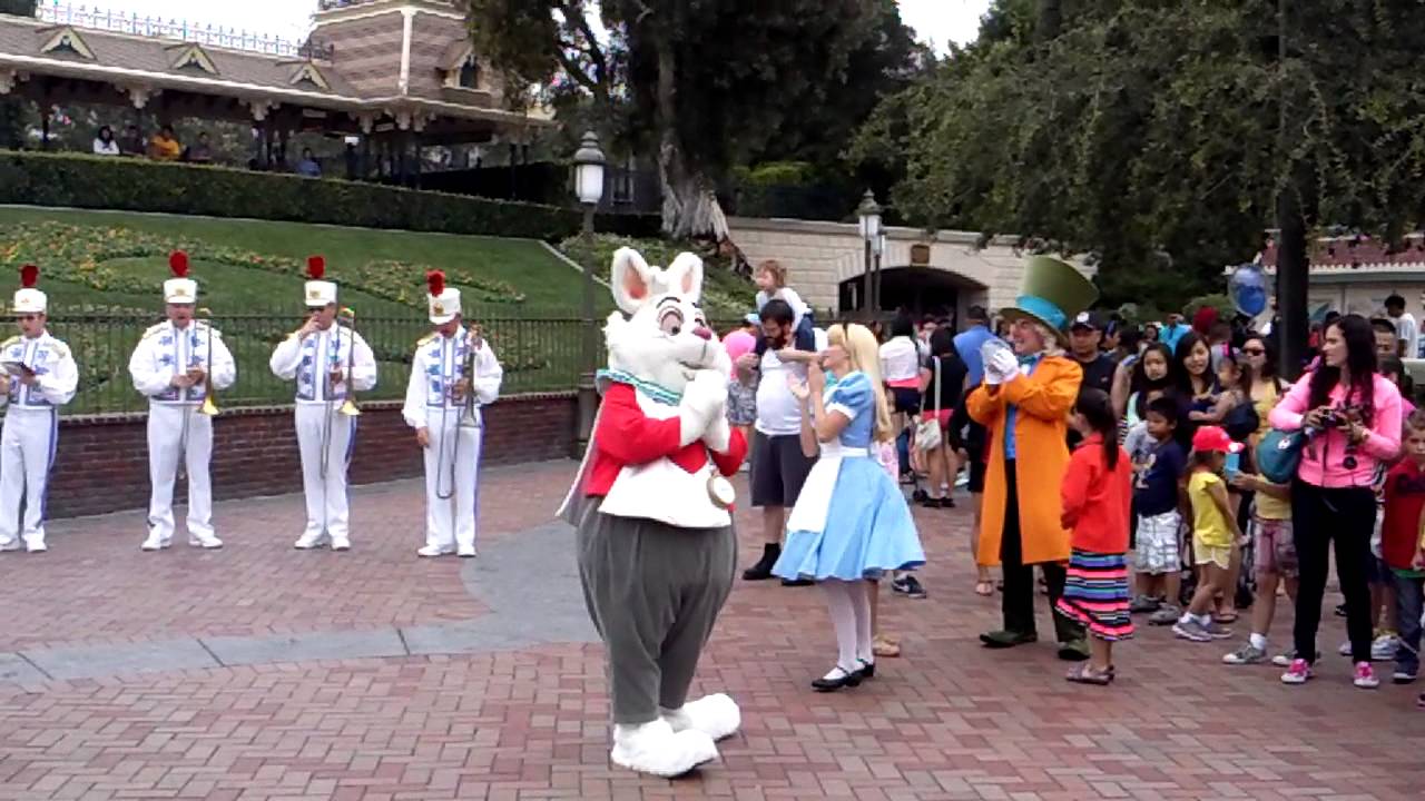 MY PRINCESS BELLA & I SING AND DANCE DISNEYLAND - YouTube