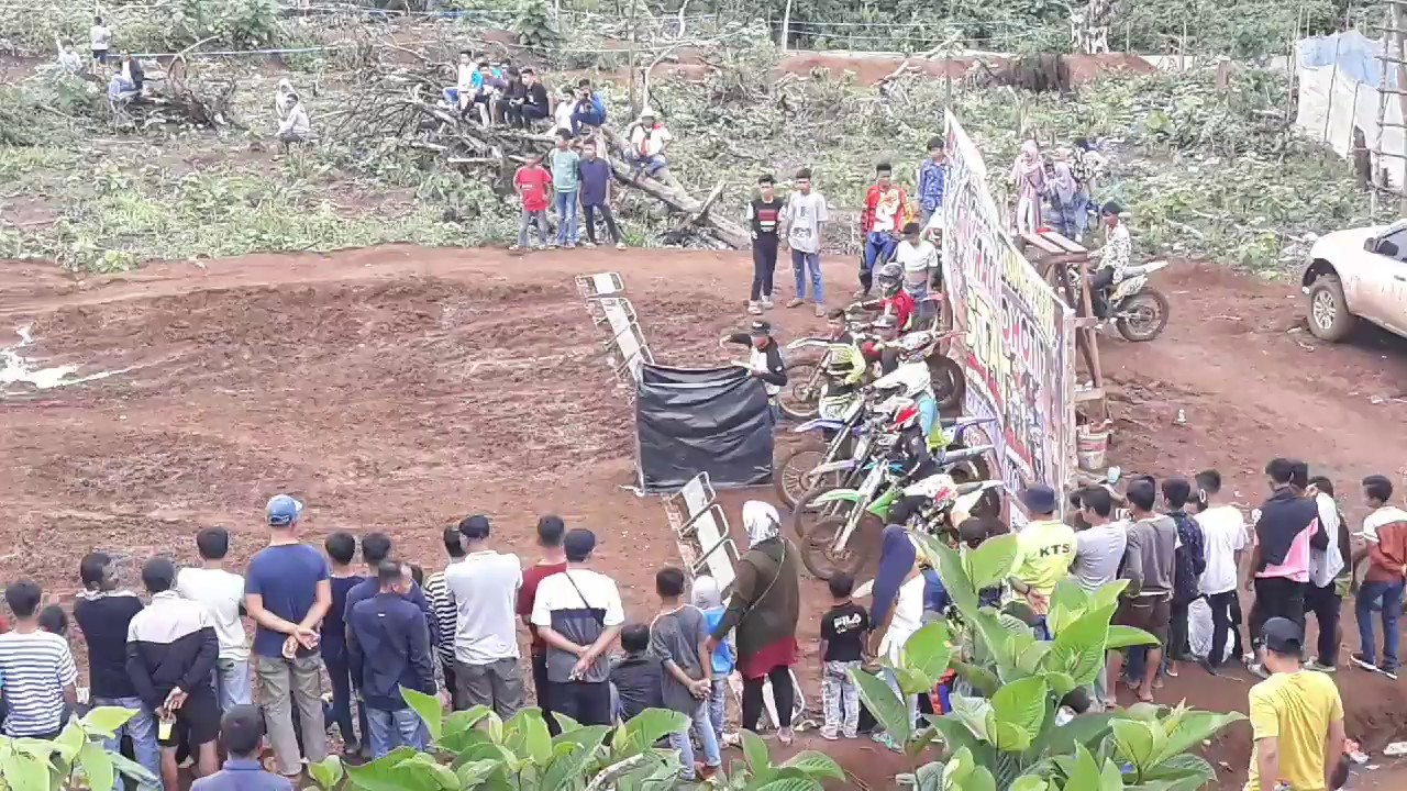 Mantap Bro.. Cross nya sampai terbang begitu... - YouTube