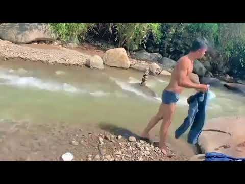senang banget lihat abang REZA mandi sungai