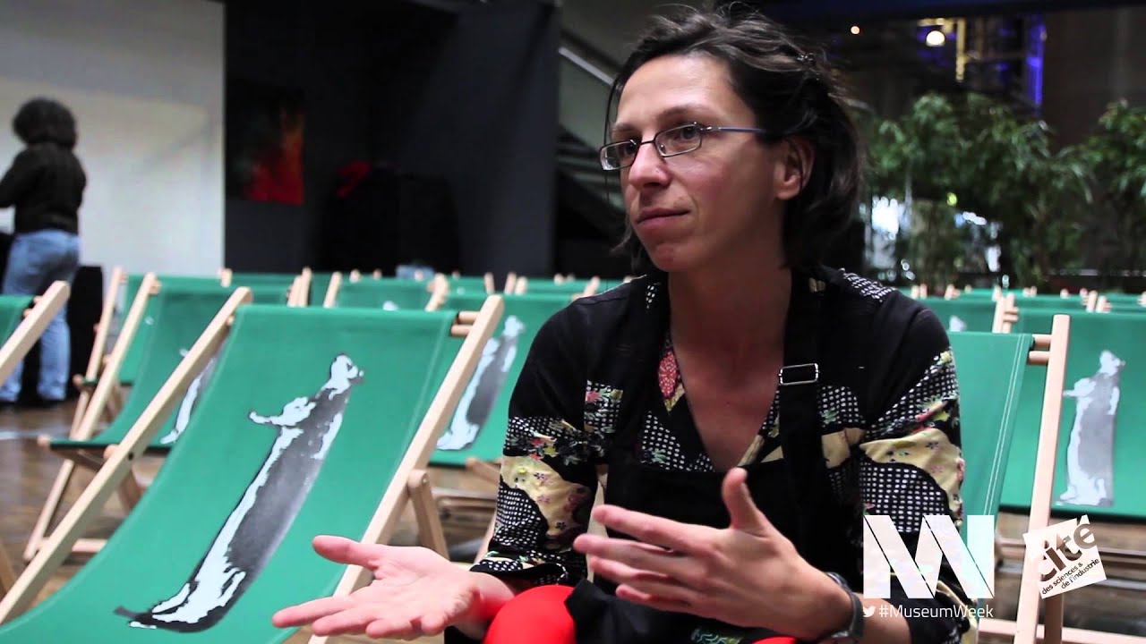 Interview d'une médiatrice scientifique à la Cité des sciences - YouTube