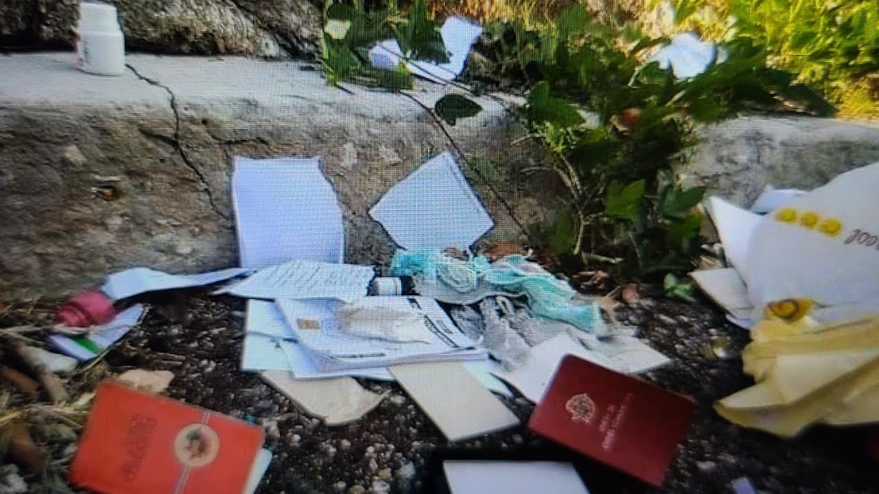 Algunos cubanos tiran sus carnet del PCC y UJC en la basura como señal ...