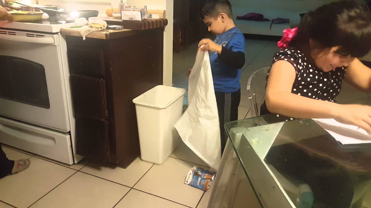 Como poner una bolsa de basura en el bote - YouTube