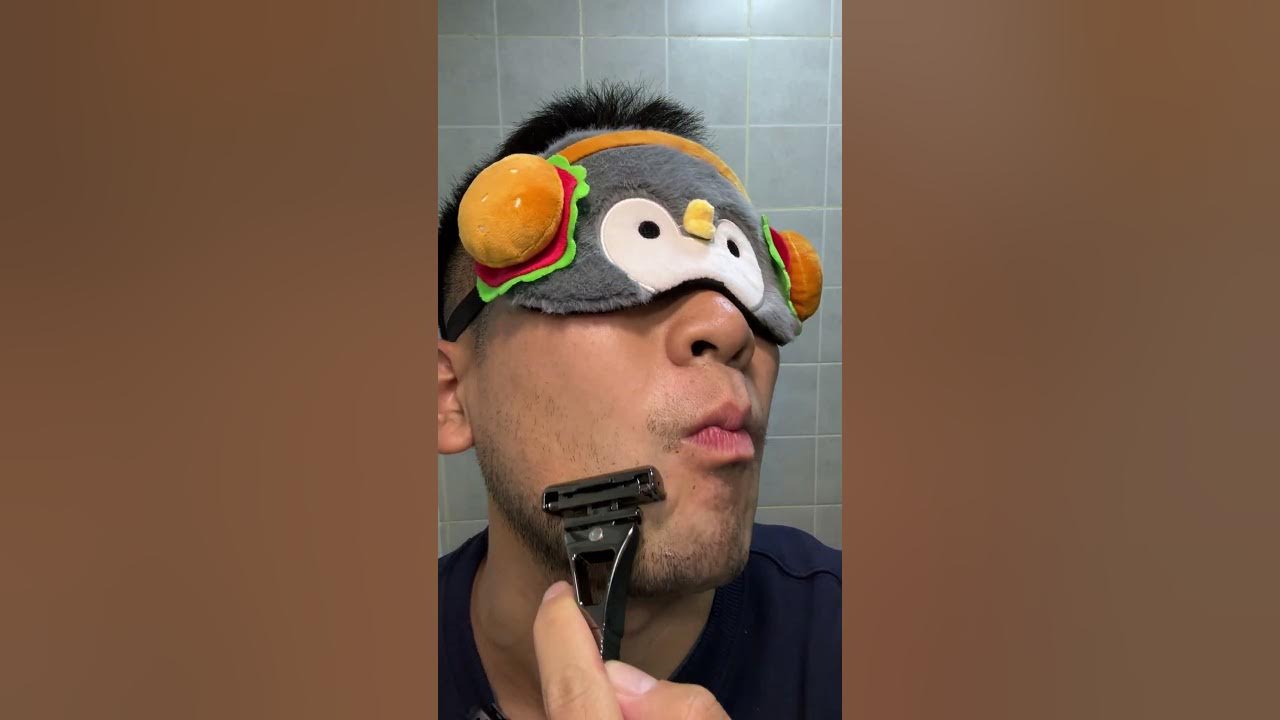 What is the experience like using a safety razor with four blades for dry shaving?#razor # ...