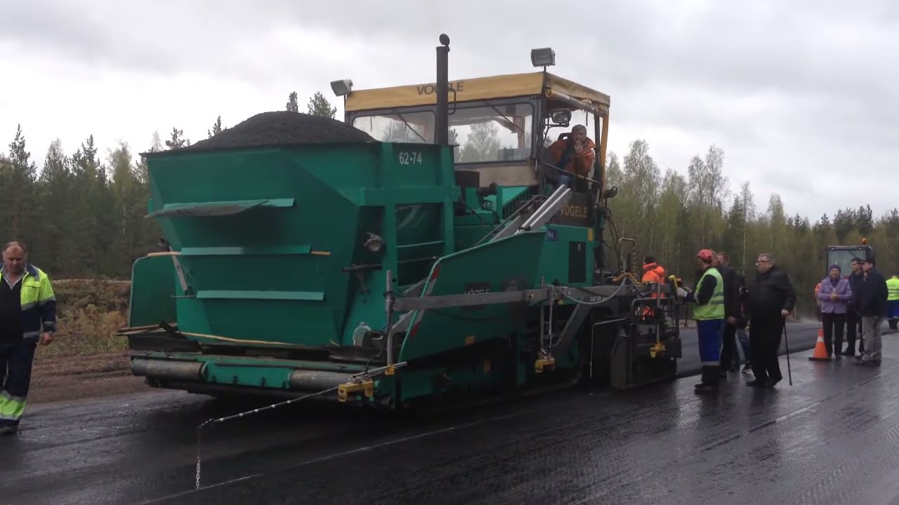 MOBA Big Sonic Ski with 4 Sensors on a Asphalt Paver - YouTube