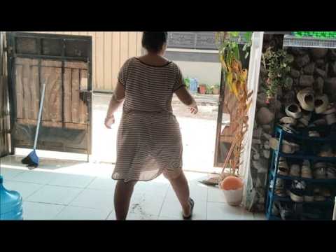 Membereskan teras dan mencuci pakaian disaat cuaca terik - YouTube