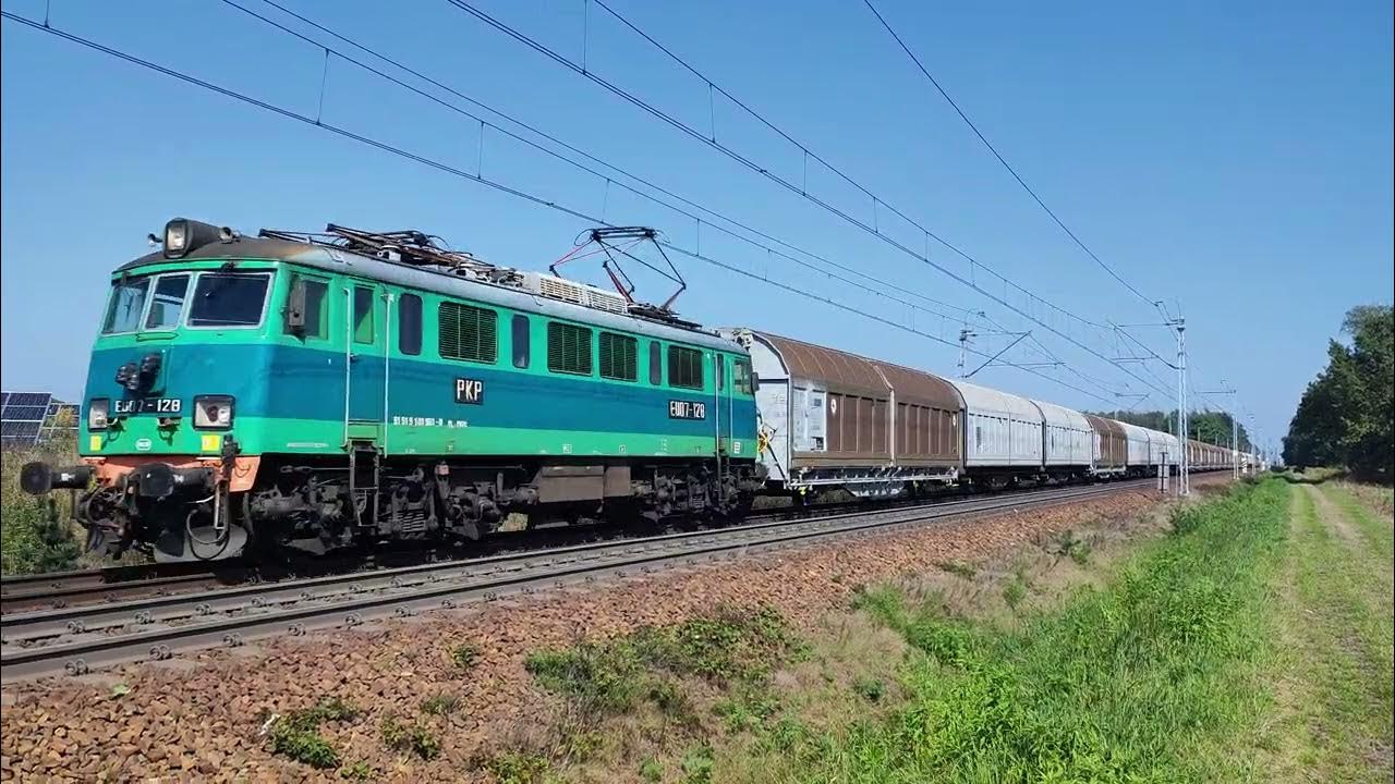 EU07-128 z wagonami krytymi - YouTube