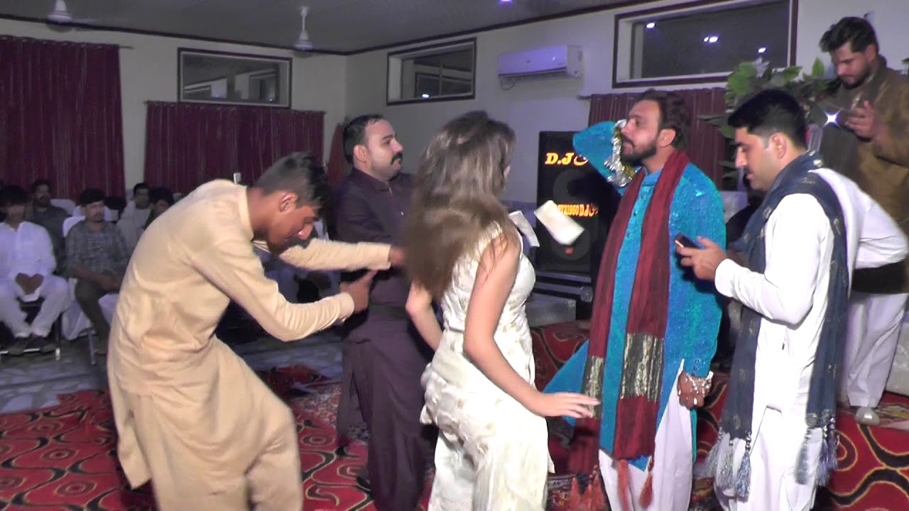 Billyan billyan akhan song on mehndi function#mohsin lodhi - YouTube