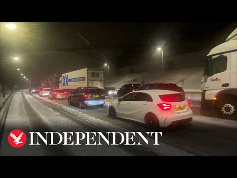 Cars stranded on motorway as M62 at standstill following heavy snow ...