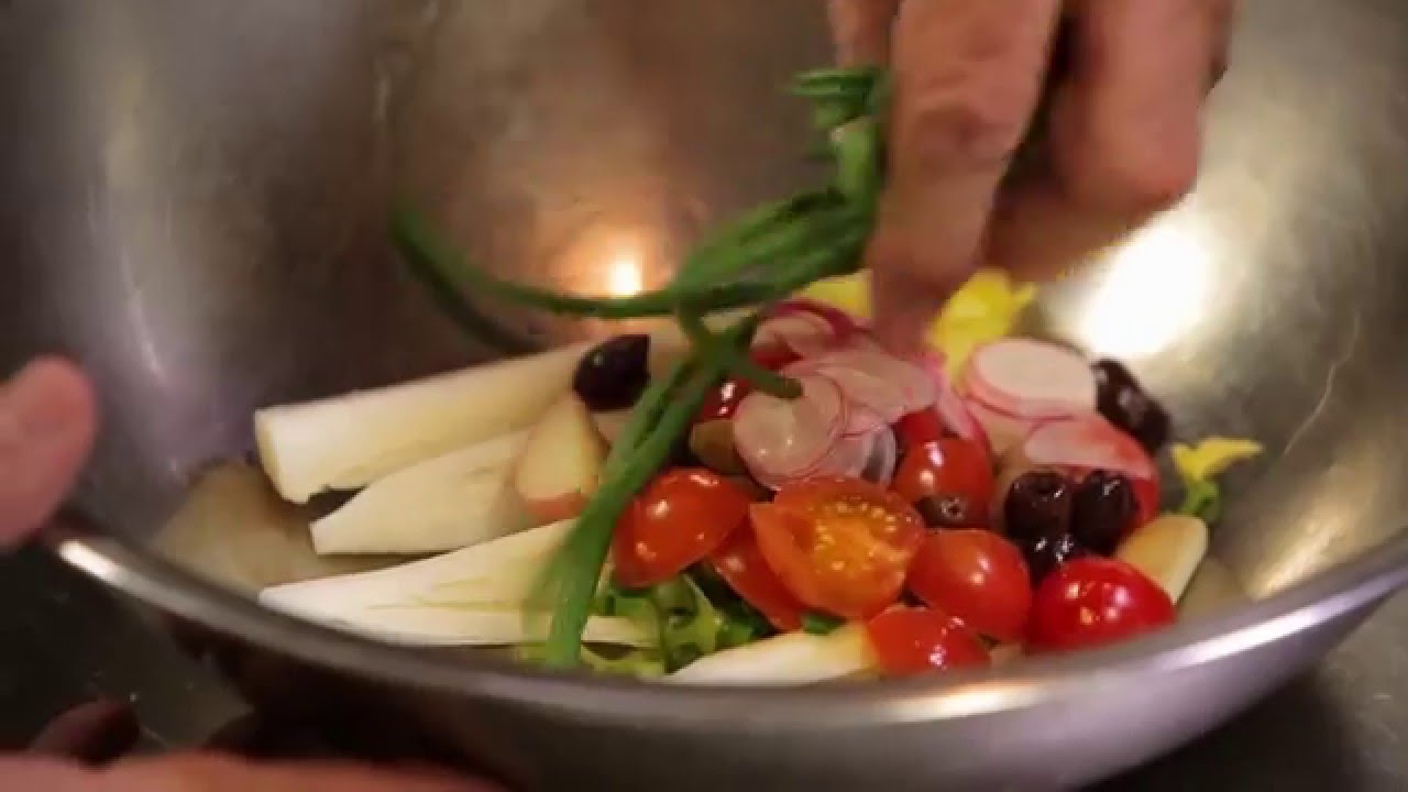 Stephen Kalt Makes Salade Niçoise - Hanging with Harris - YouTube