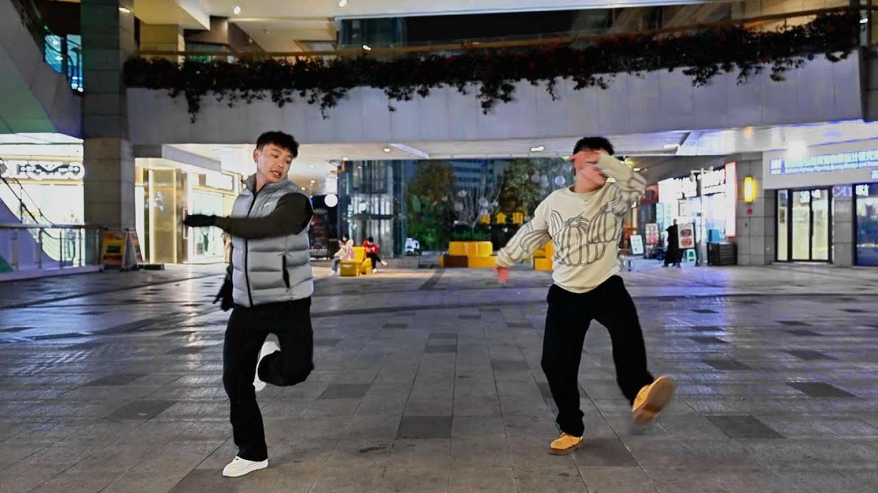 Tibetan dance 《羌阿克卓巴》 - YouTube