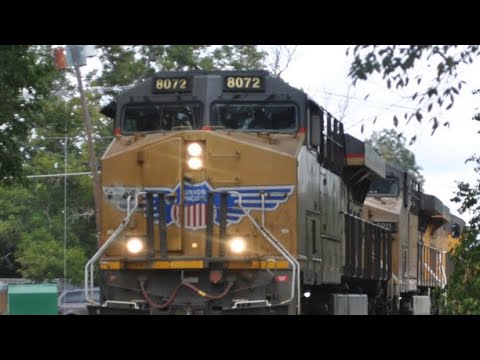 UP 8072 leads a Southbound Rock train through Elgin Tx - YouTube