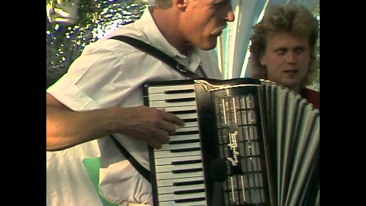 Lars-Åke Svantesson - En röd liten stuga för två - YouTube