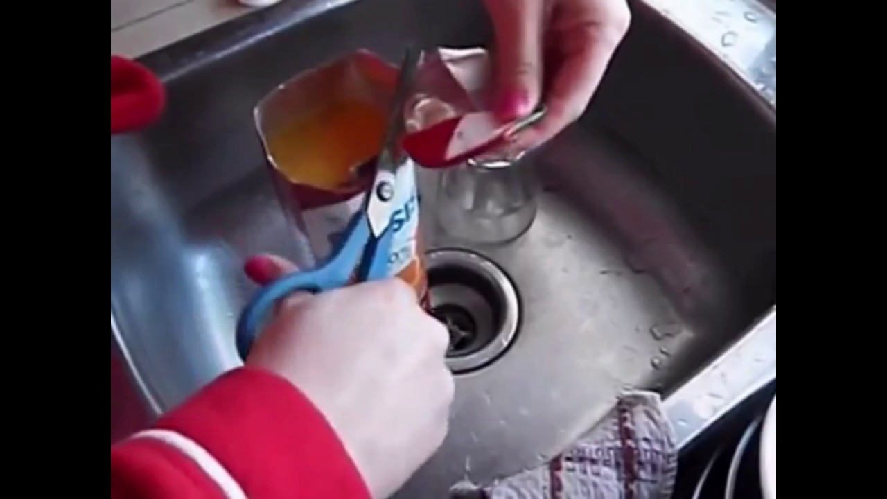 ILS DÉCOUVRENT UNE CHOSE BIZARRE EN VIDANT LEUR OASIS ! - YouTube